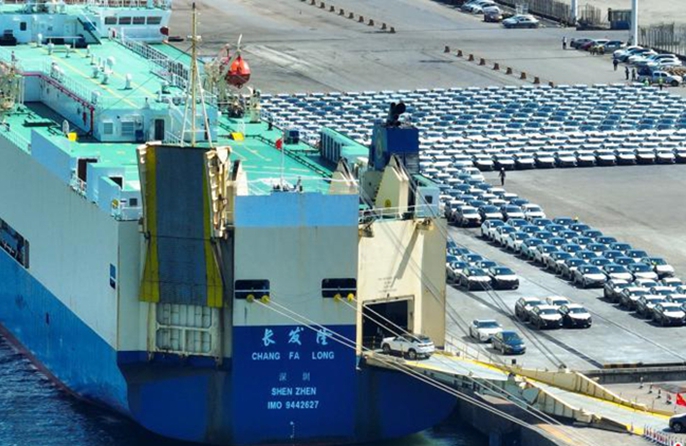 Oltre 1.000 auto cinesi spedite verso il Medio Oriente con una nave roll-on/roll-off dal porto del Golfo di Beibu, Guangxi